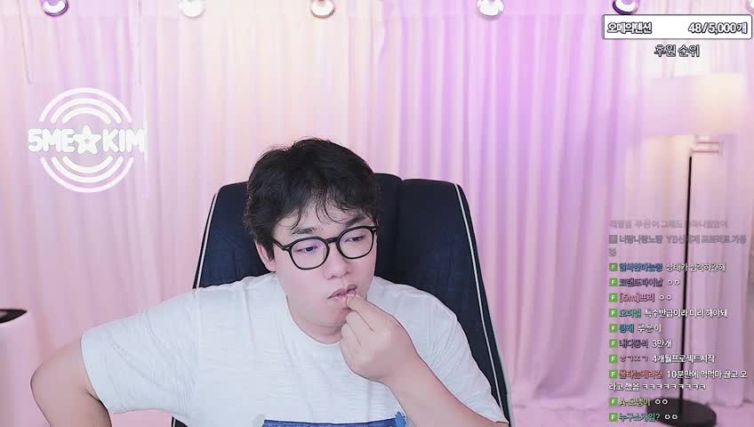 YXL / YB - 오메킴 : 하루묭 3만개? 아.. 나도 edm,터미널 잘출수 있는데,,, 근데 질투가아니라 자기가 방제에 묭아가 적더라? 돌아이 아니에요? 걔 30살이야?