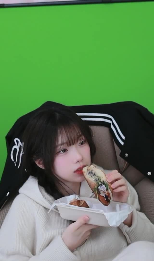 YXL / YB - 롤 6연패후 석나간 한 여자의 먹방